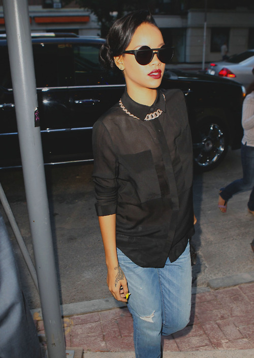 RIHANNA STREETSTYLE – Bonocle